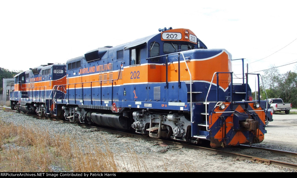 Maryland Midland 202 GP9 X-NW 812 and 201 GP9 X-NW 794 idling at the Golden Isles Terminal RR X ...